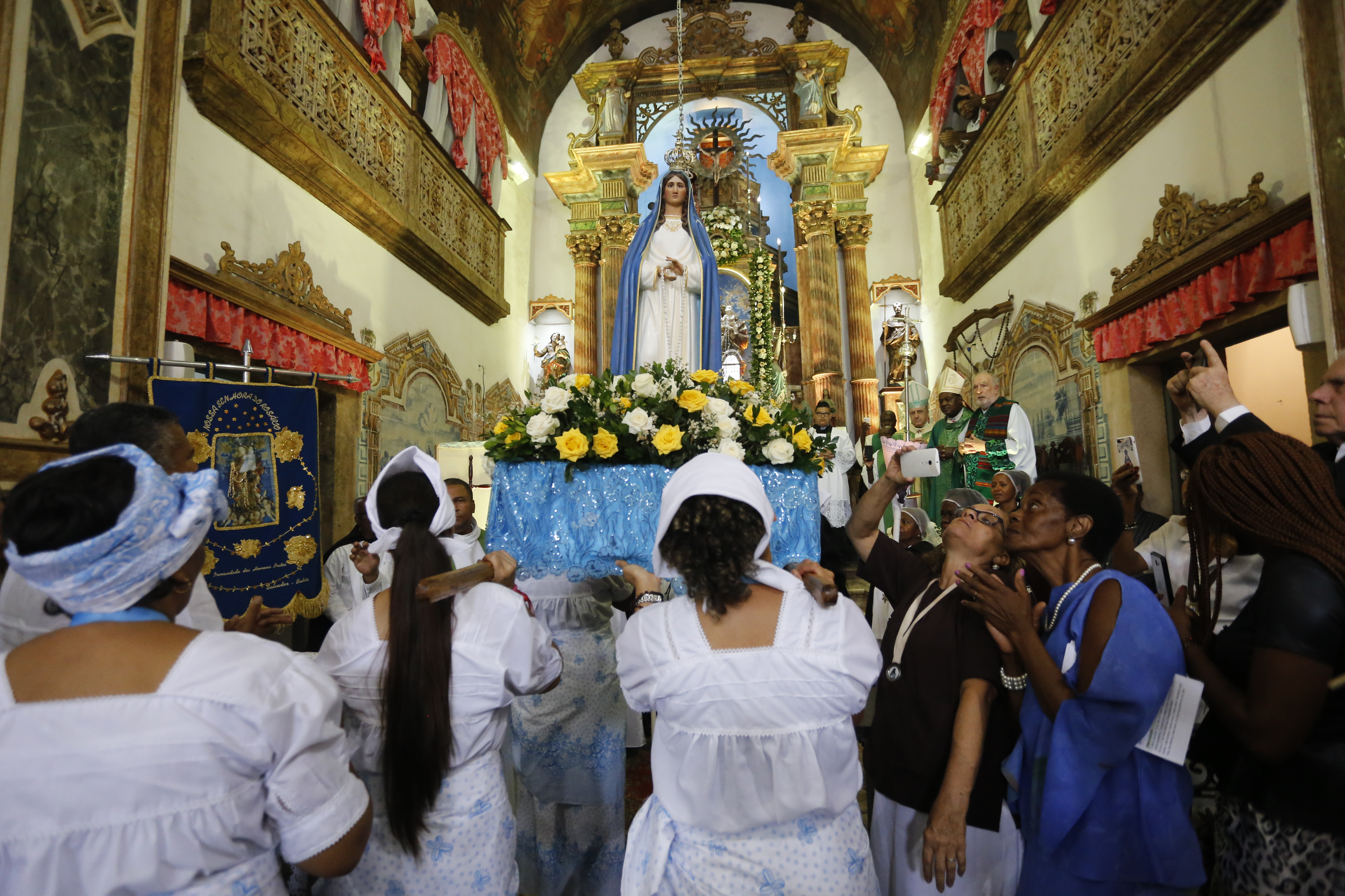 Mama Muxima! Padroeira de Angola é recebida com missa em Salvador ...